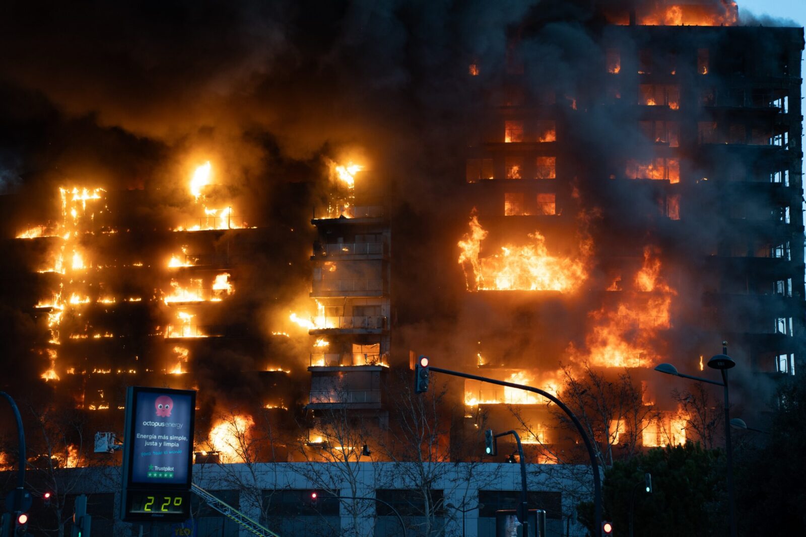 10 dead, 14 injured in Valencia flats fire - Pinfa